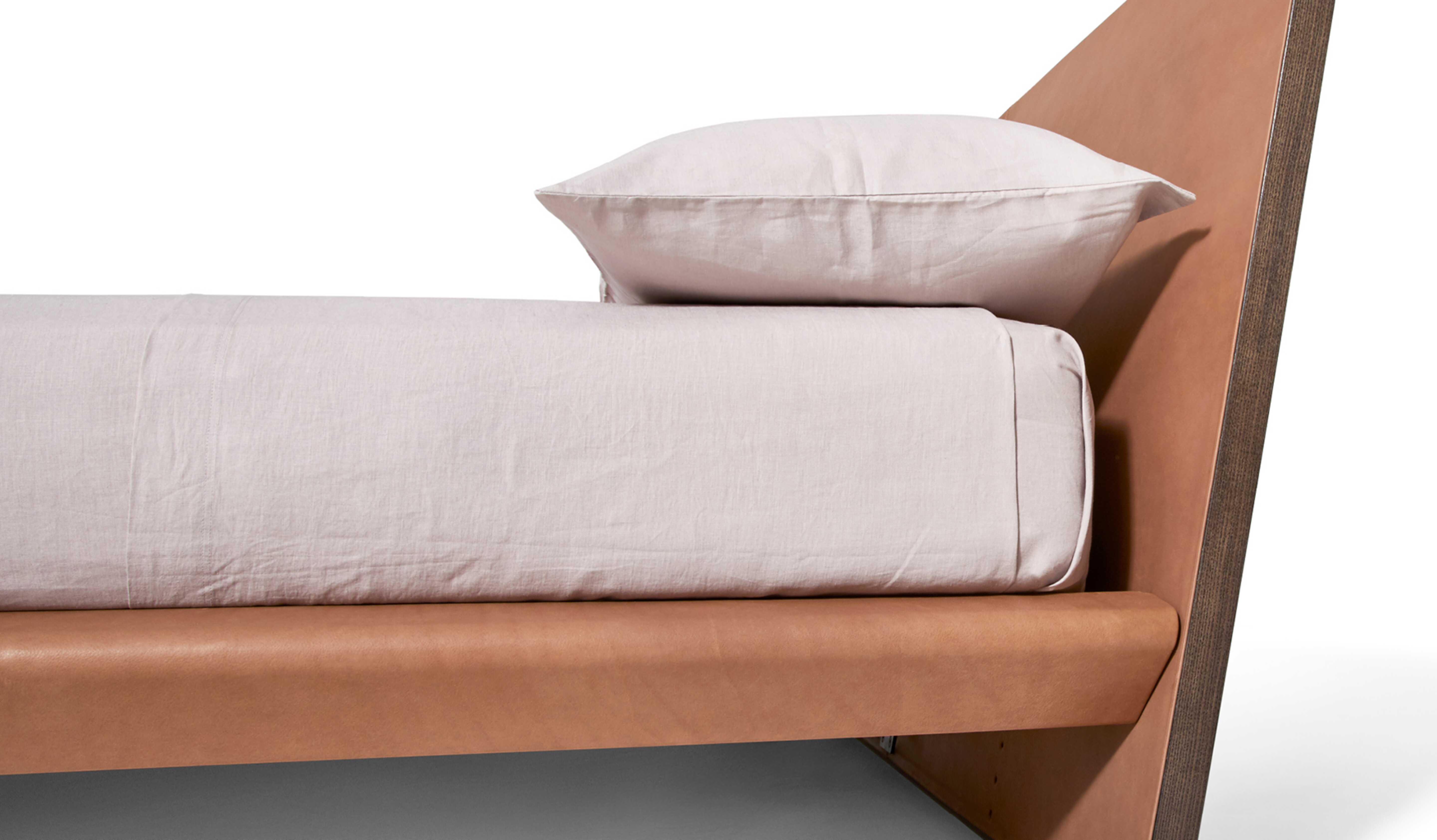 Acute bed by Rodolfo Dordoni | Cassina